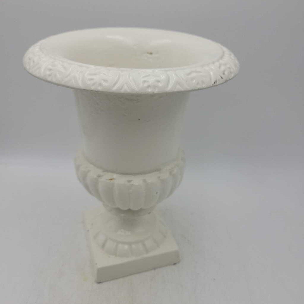 Cast iron urn....white (US2)
